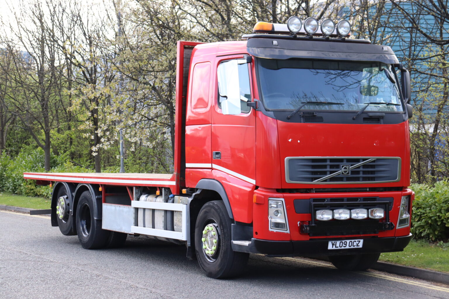 VOLVO FH 440 6X2 REARLIFT 26FT STEEL DRAWBAR FLATBED (2009) - Comvex Trucks