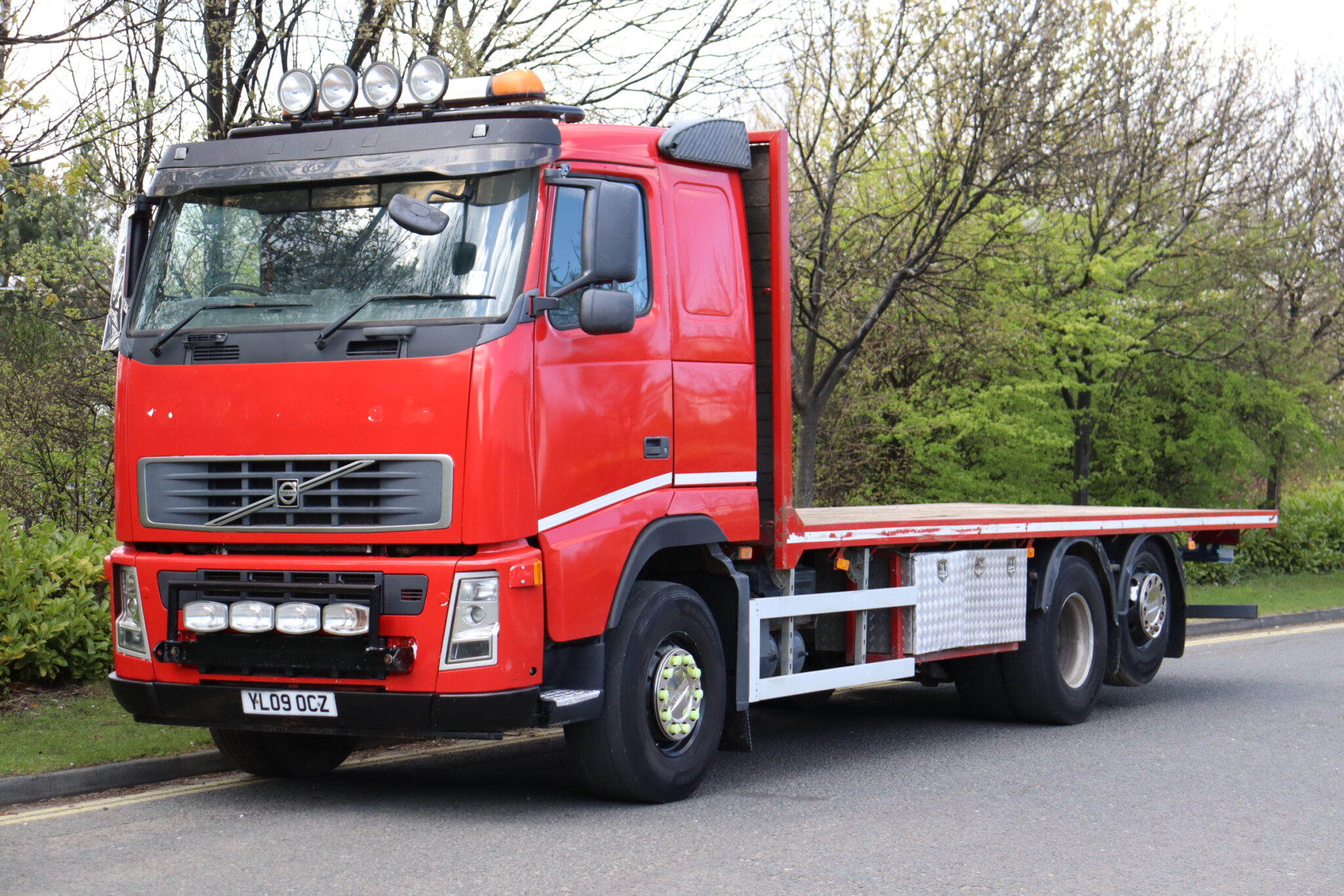 VOLVO FH 440 6X2 REARLIFT 26FT STEEL DRAWBAR FLATBED (2009) - Comvex Trucks