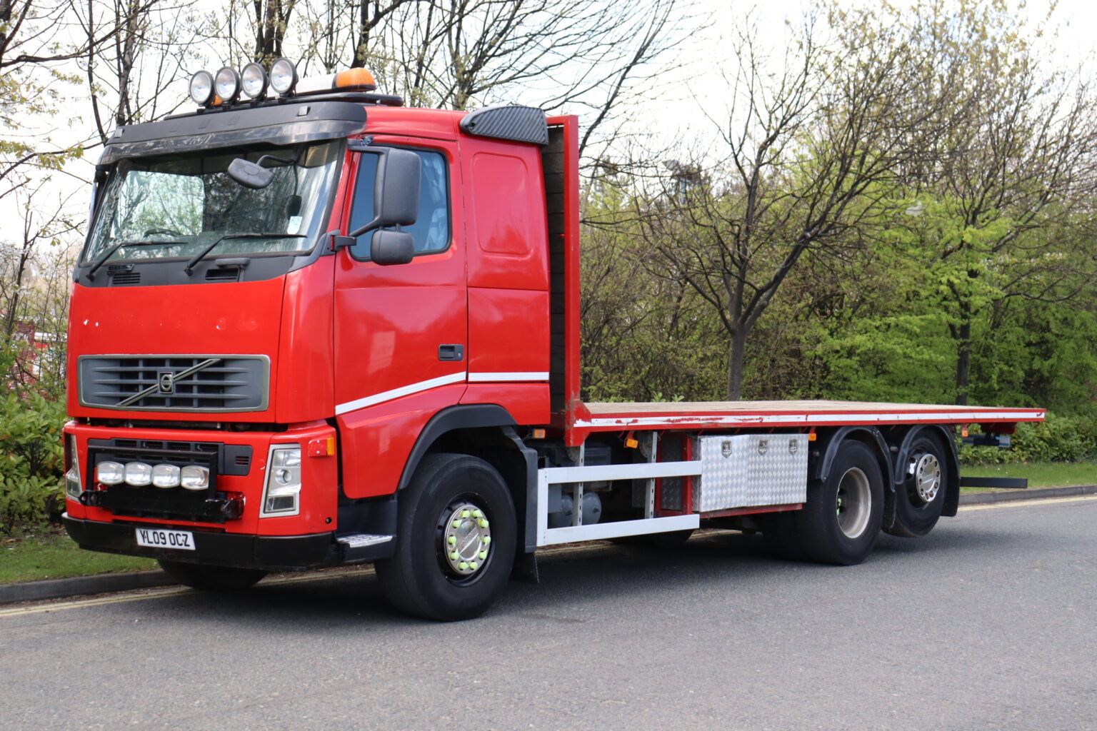 VOLVO FH 440 6X2 REARLIFT 26FT STEEL DRAWBAR FLATBED (2009) - Comvex Trucks